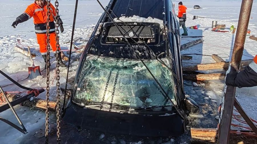 Онцгой байдлын алба хаагчид 18 м гүнд шумбалт хийн живсэн машиныг гаргав Tsoh Mn